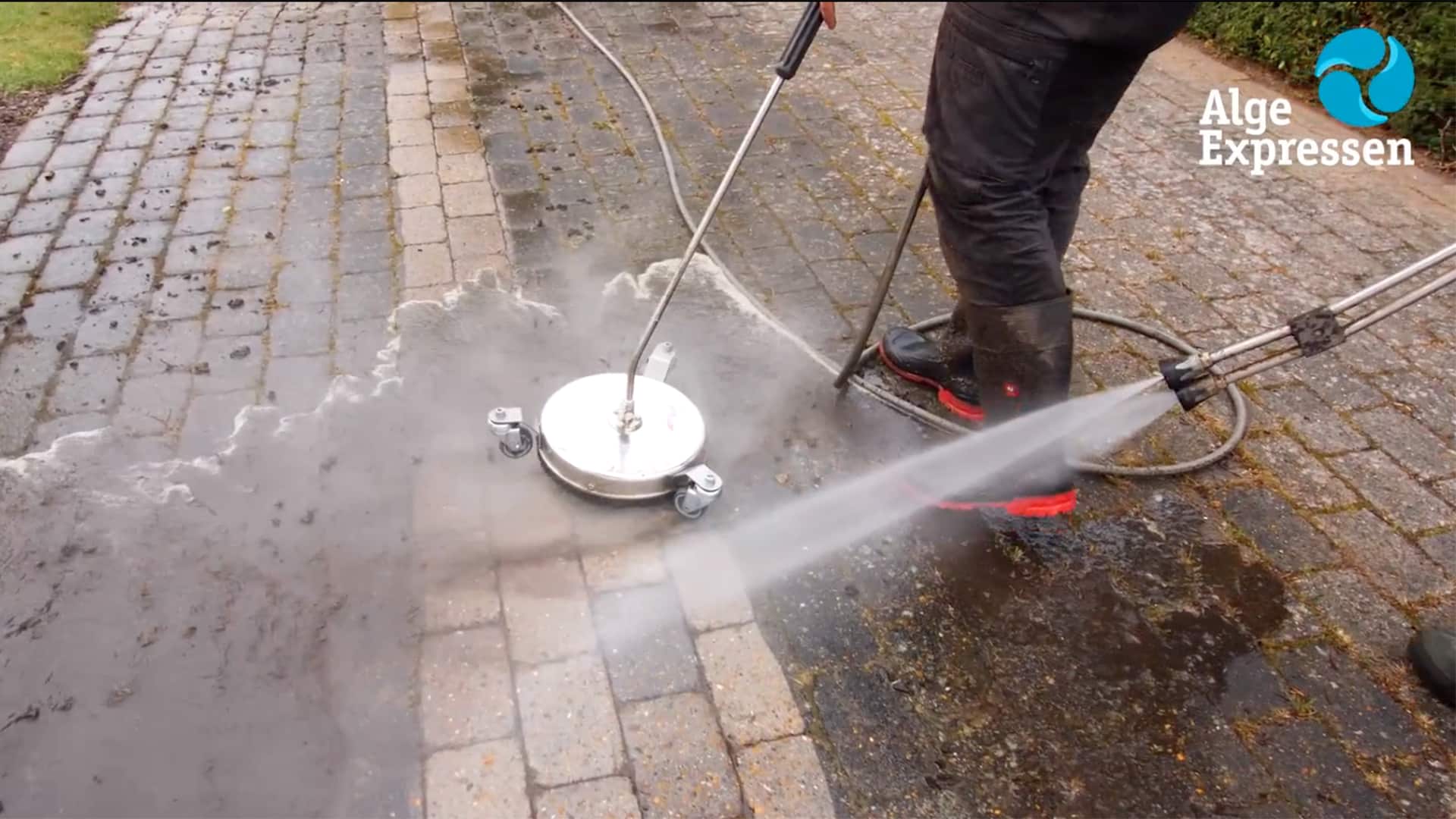 Fliserens - Alge Expressen renser dine fliser for skidt og alger